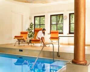 Piscina interna, piscina externa, espreguiçadeiras