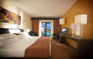 Roupas de cama antialérgicas, cofres nos quartos, escrivaninha