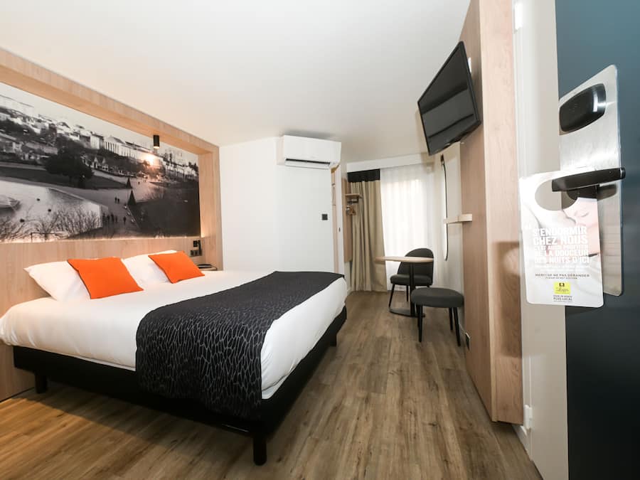 Quarto Duplo | Secretária, cortinas/cortinados opacos, quartos insonorizados