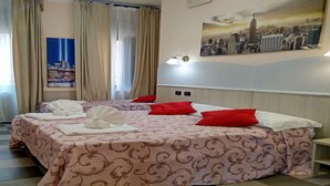 Quarto de hotel com duas camas, uma escrivaninha e uma pintura da paisagem urbana na parede.