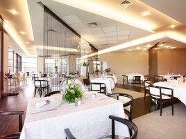 Almoços e jantares servidos, incluindo cozinha internacional 