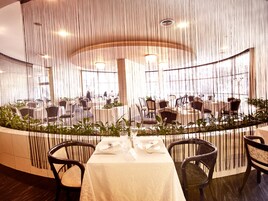 Almoços e jantares servidos, incluindo cozinha internacional