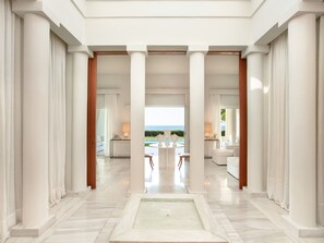 Villa Marble with Private Pool | Frigobar, cofres nos quartos, quartos à prova de som, Wi-Fi de cortesia