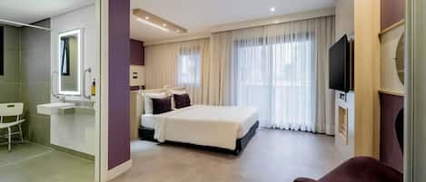 Roupas de cama antialérgicas, frigobar, cofres nos quartos, escrivaninha