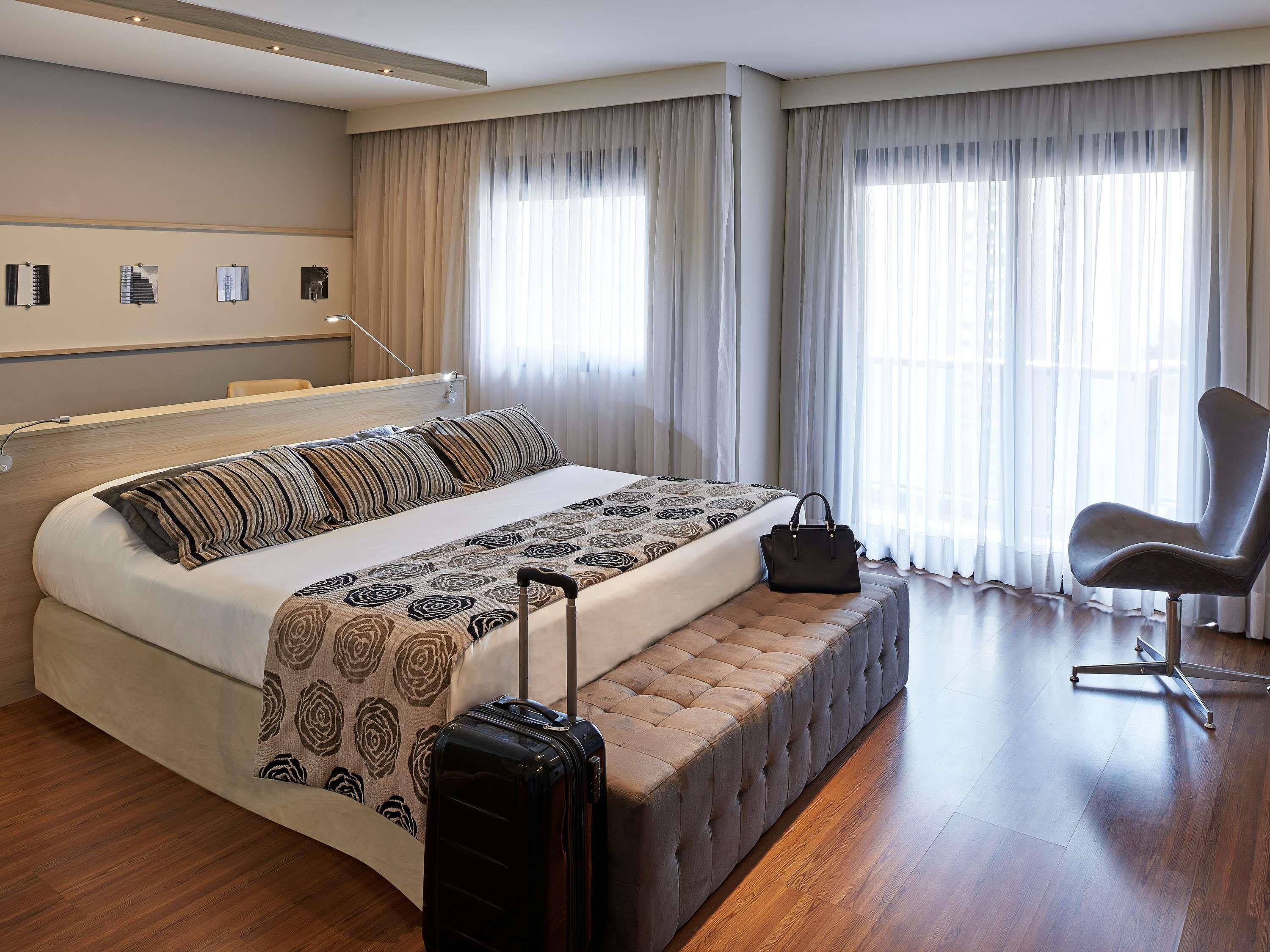 Roupa hipoalergénica, minibar, cofre no quarto, secretária 