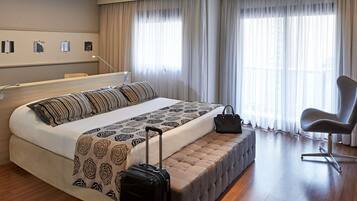 Roupa hipoalergénica, minibar, cofre no quarto, secretária