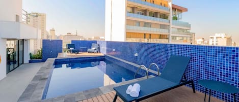 Piscina externa, espreguiçadeiras
