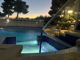 Piscina exterior, guarda-sóis, espreguiçadeiras