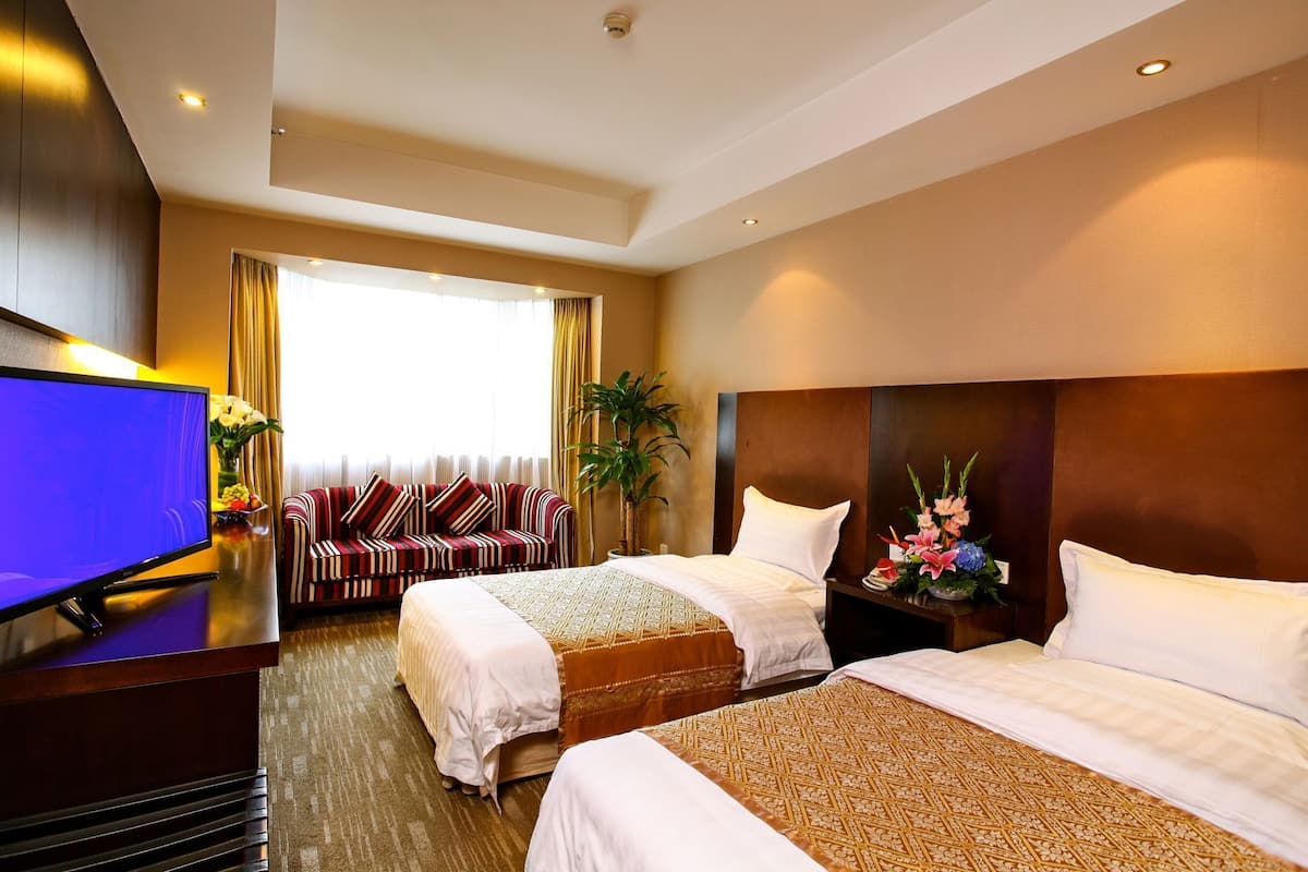 Cofres nos quartos, escrivaninha, cortinas blackout