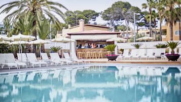 Piscina interna, piscina externa, espreguiçadeiras