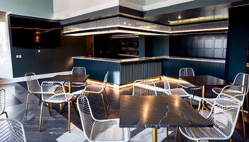 Café da manhã, almoço e jantar; culinária internacional 