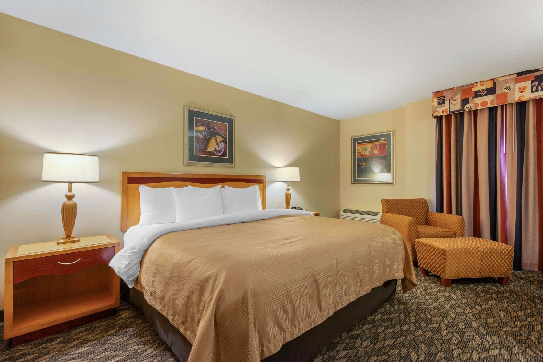Edredões de penas, cofre com capacidade para portátil, secretária 