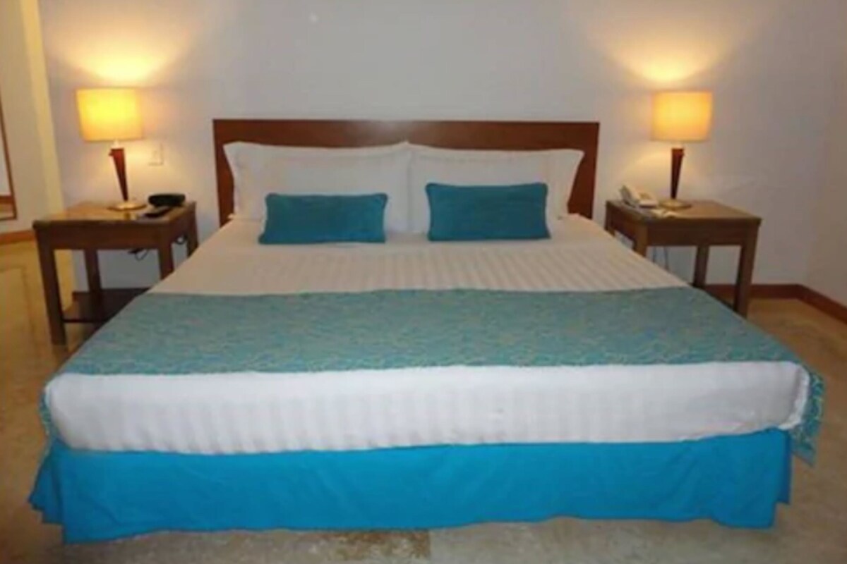 Roupa de alta qualidade, minibar, cofre no quarto, secretária 