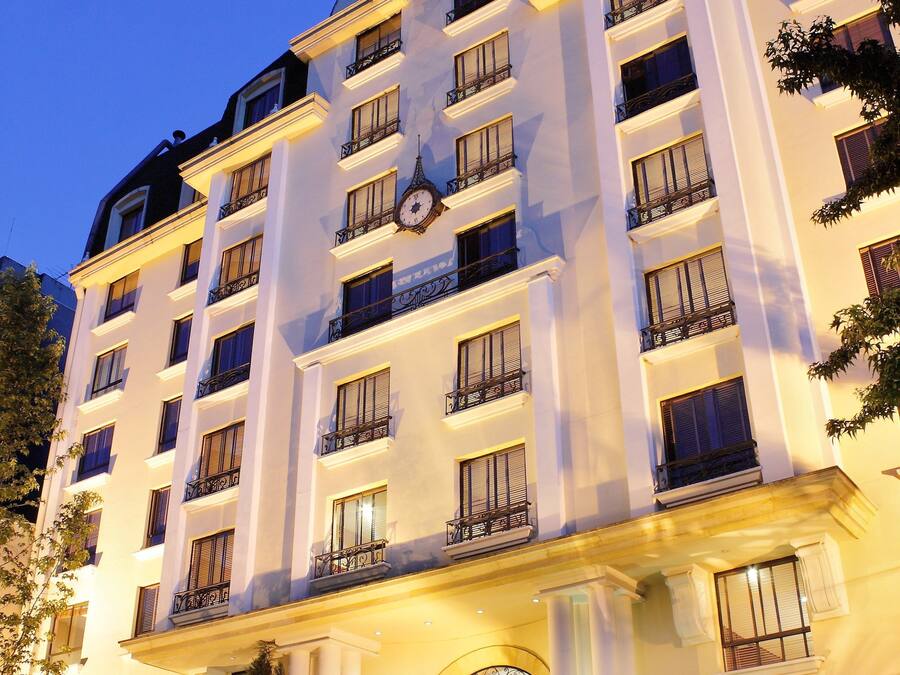 Fachada da propriedade à noite