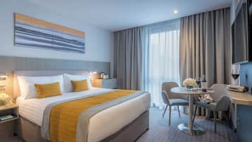 Roupas de cama antialérgicas, cofres nos quartos, escrivaninha