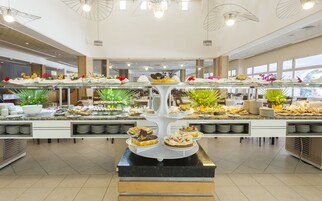 2 restaurantes, é servido café da manhã