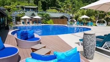 3 piscinas externas, guarda-sóis, espreguiçadeiras