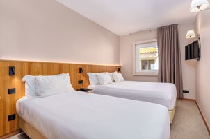 Quarto Triplo Básico | Roupa hipoalergénica, secretária, cortinas/cortinados opacos