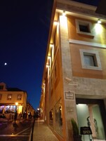 Um edifício com várias janelas e uma placa indicando um restaurante.