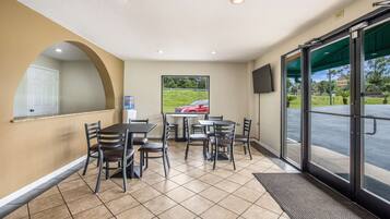 Café da manhã com buffet grátis todos os dias