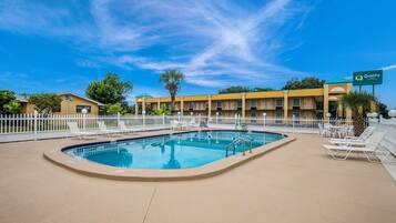 Piscina externa, funciona das 8h às 19h, espreguiçadeiras