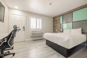 Quarto, 1 cama queen-size, banheira adaptada para pessoas com dificuldades motoras, não fumadores | Secretária, ferro/tábua de engomar, Wi-fi grátis 