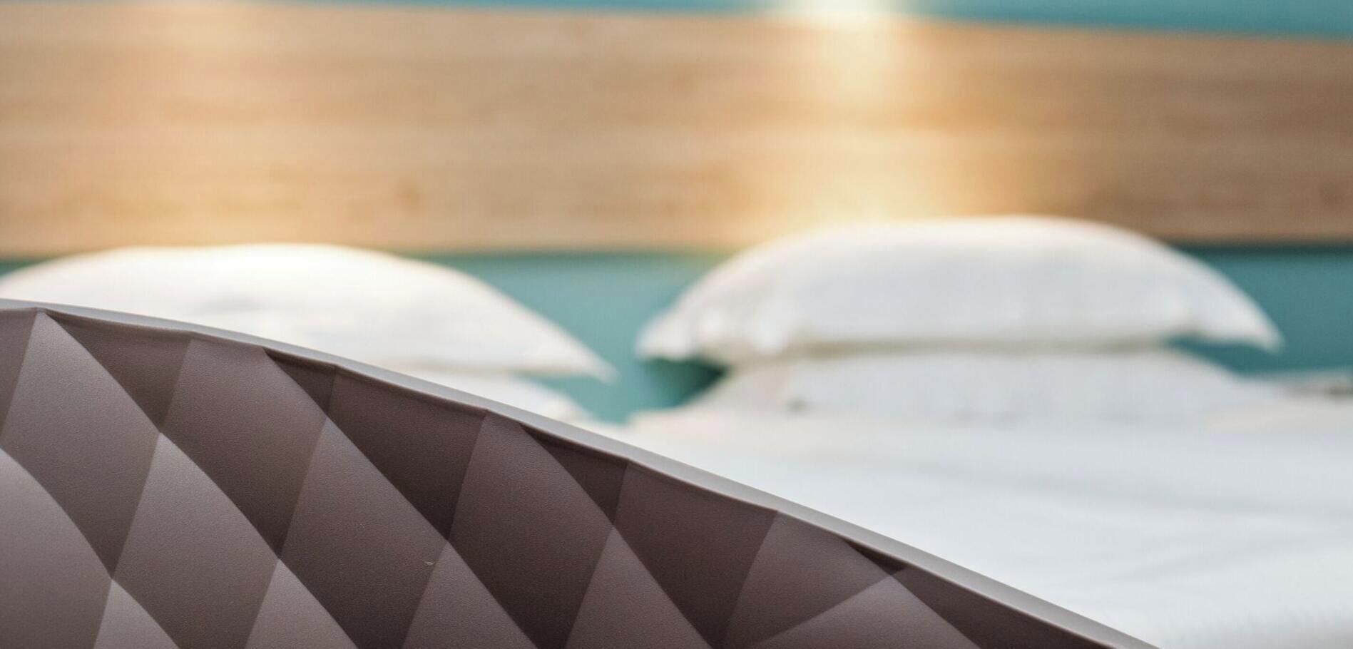 Frigobar, escrivaninha, espaço de trabalho para notebook