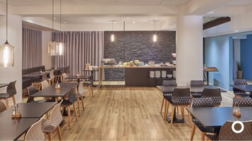 Pequeno-almoço tipo buffet diário mediante uma taxa 
