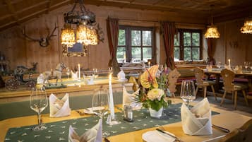Serviço de almoço, culinária internacional, restaurante ao ar livre