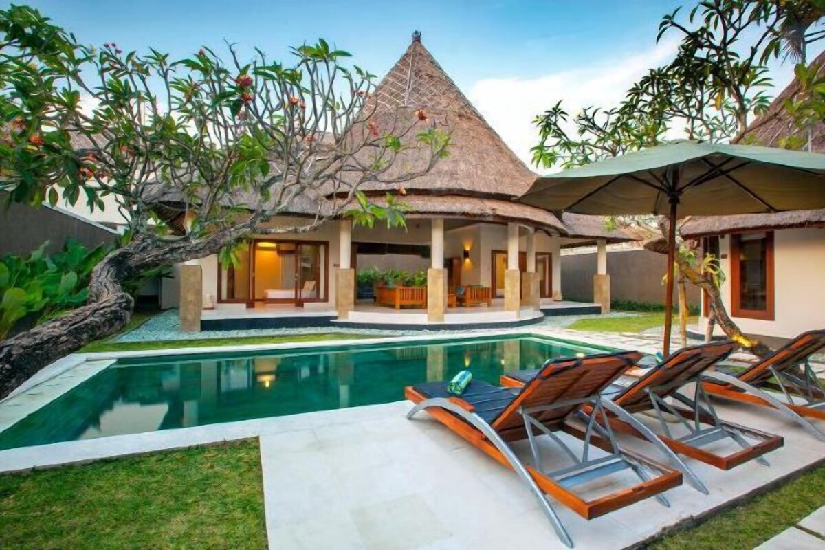Piscina | Piscina externa, guarda-sóis, espreguiçadeiras