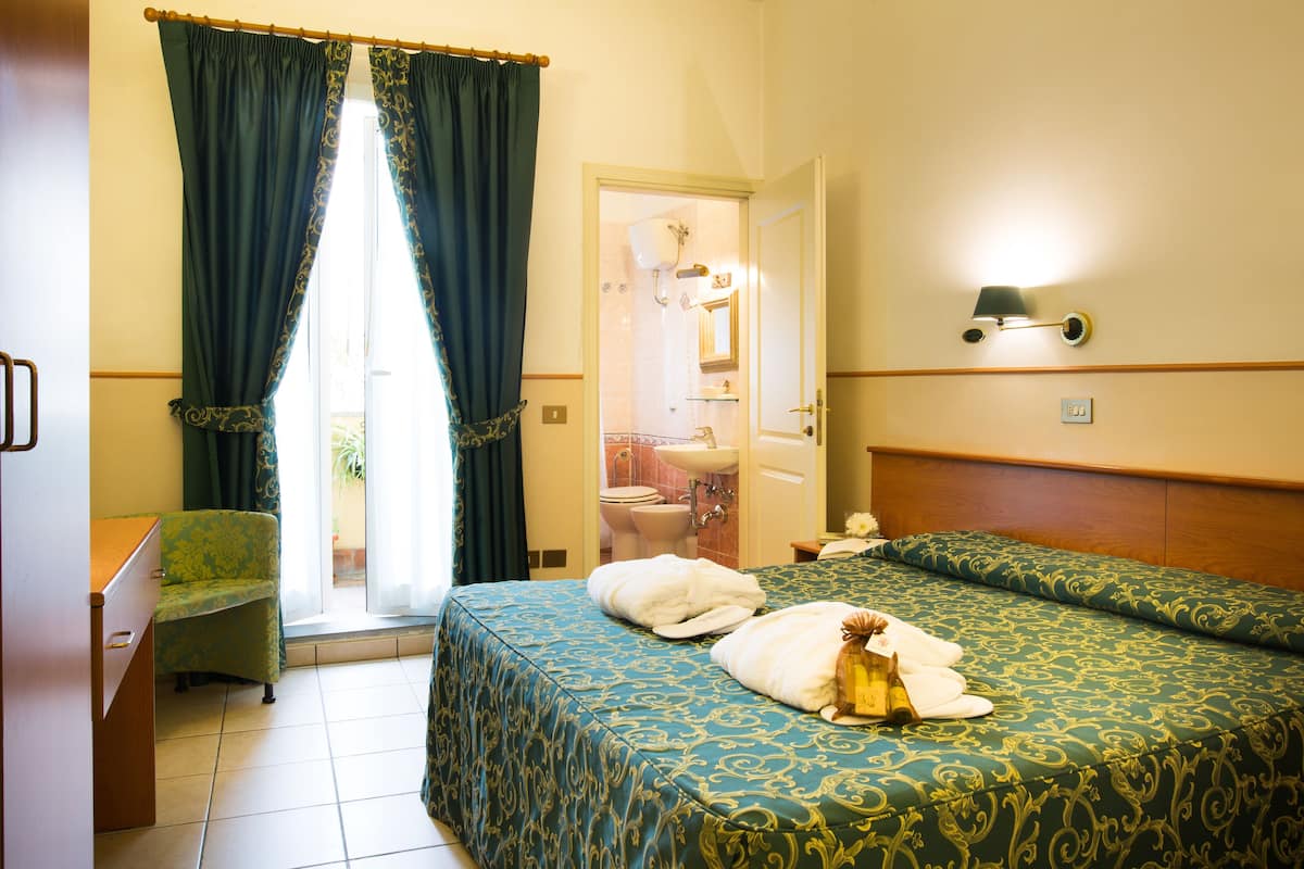 1 quarto, cofres nos quartos, escrivaninha, quartos à prova de som