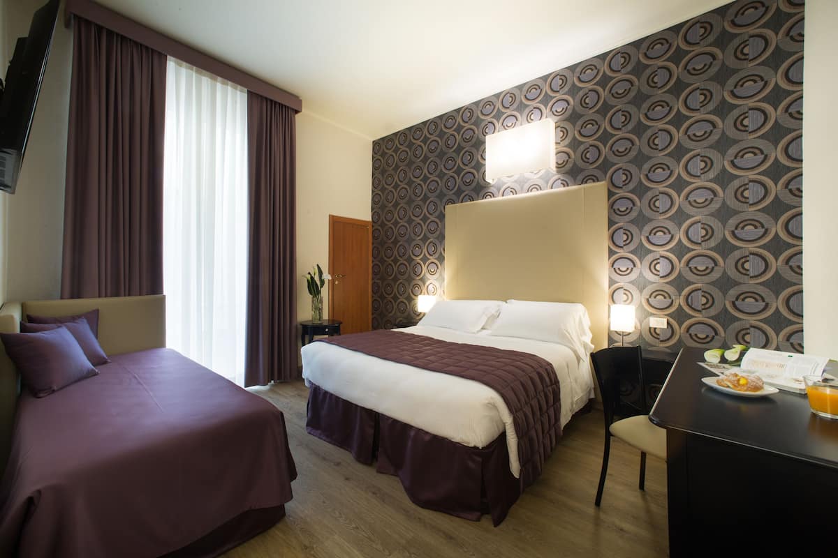 1 quarto, cofres nos quartos, escrivaninha, quartos à prova de som