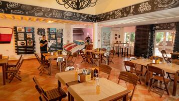 3 restaurantes, é servido jantar