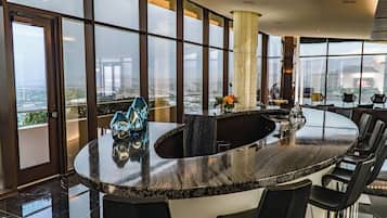 One 80 Suite | Sala de estar | Televisor LCD de 65 de polegadas com canais por cabo, Smart TV, Netflix