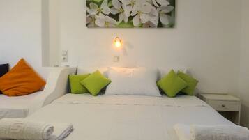 Quarto triplo, vista para a cidade | Individualmente decorados, individualmente mobiliados