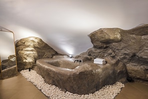 Rocabella Suite Caldera View with Outdoor Mini Plunge Pool Quadruple | Casa de banho | Um polibã, um chuveiro fixo, produtos de higiene exclusivos 