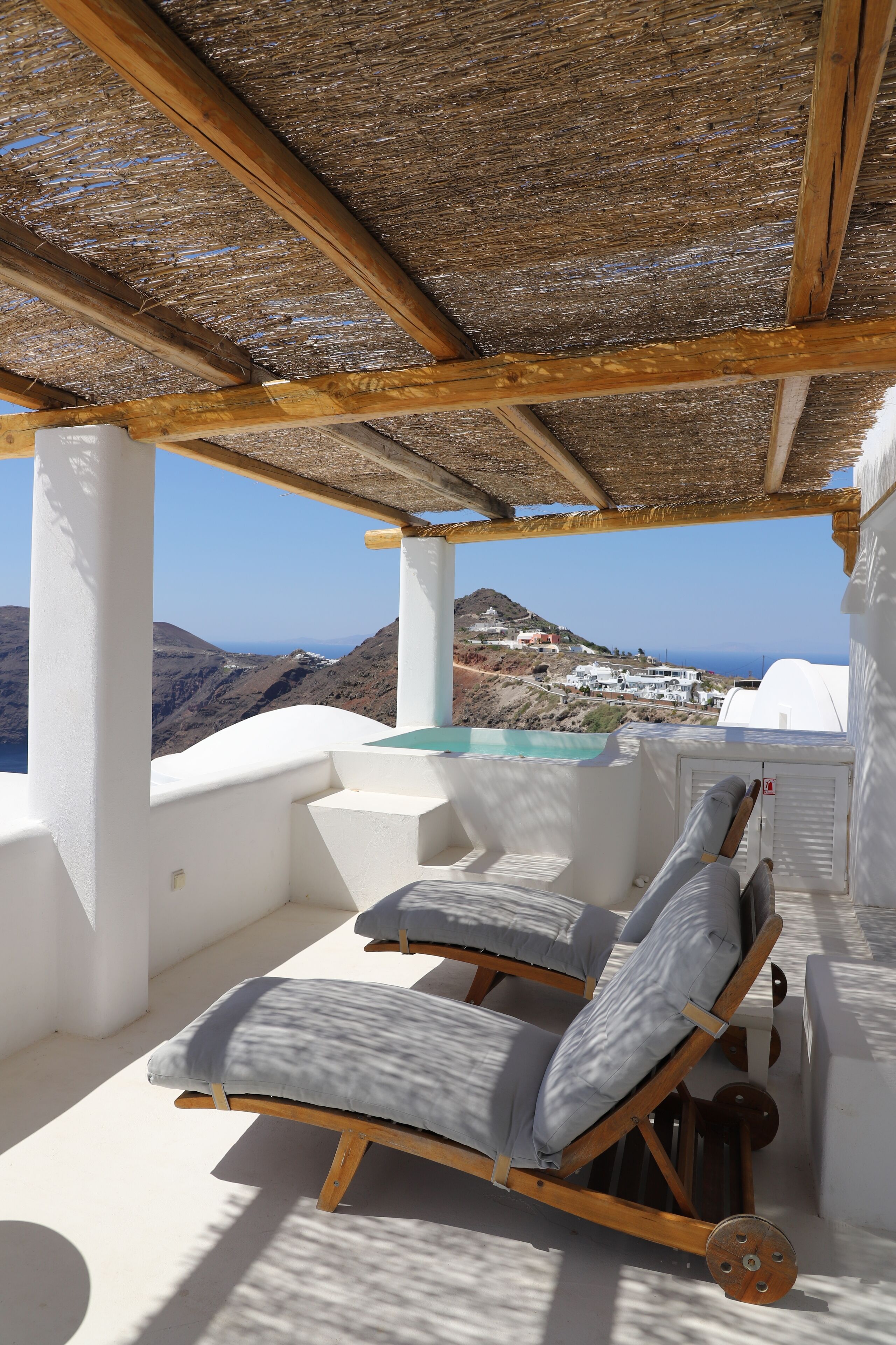Rocabella Suite Caldera View with Outdoor Mini Plunge Pool for 6 Guests | Terraço/pátio