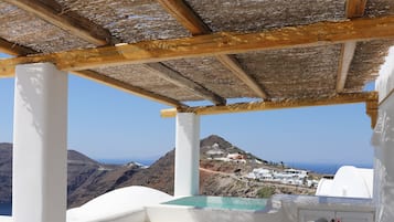 Rocabella Suite Caldera View with Outdoor Mini Plunge Pool for 6 Guests | Terraço/pátio