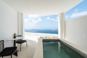 Executive Suite Caldera View with Outdoor Mini Plunge Pool Quadruple | Terraço/pátio interior