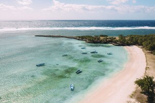 Na praia, areia branca, toalhas de praia, prática de mergulho autônomo 