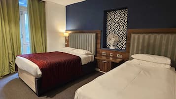 Quarto triplo | Ferros/tábuas de passar roupa, Wi-Fi de cortesia, roupa de cama