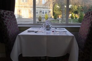 Pequeno-almoço completo diário (6.95 GBP por pessoa) 