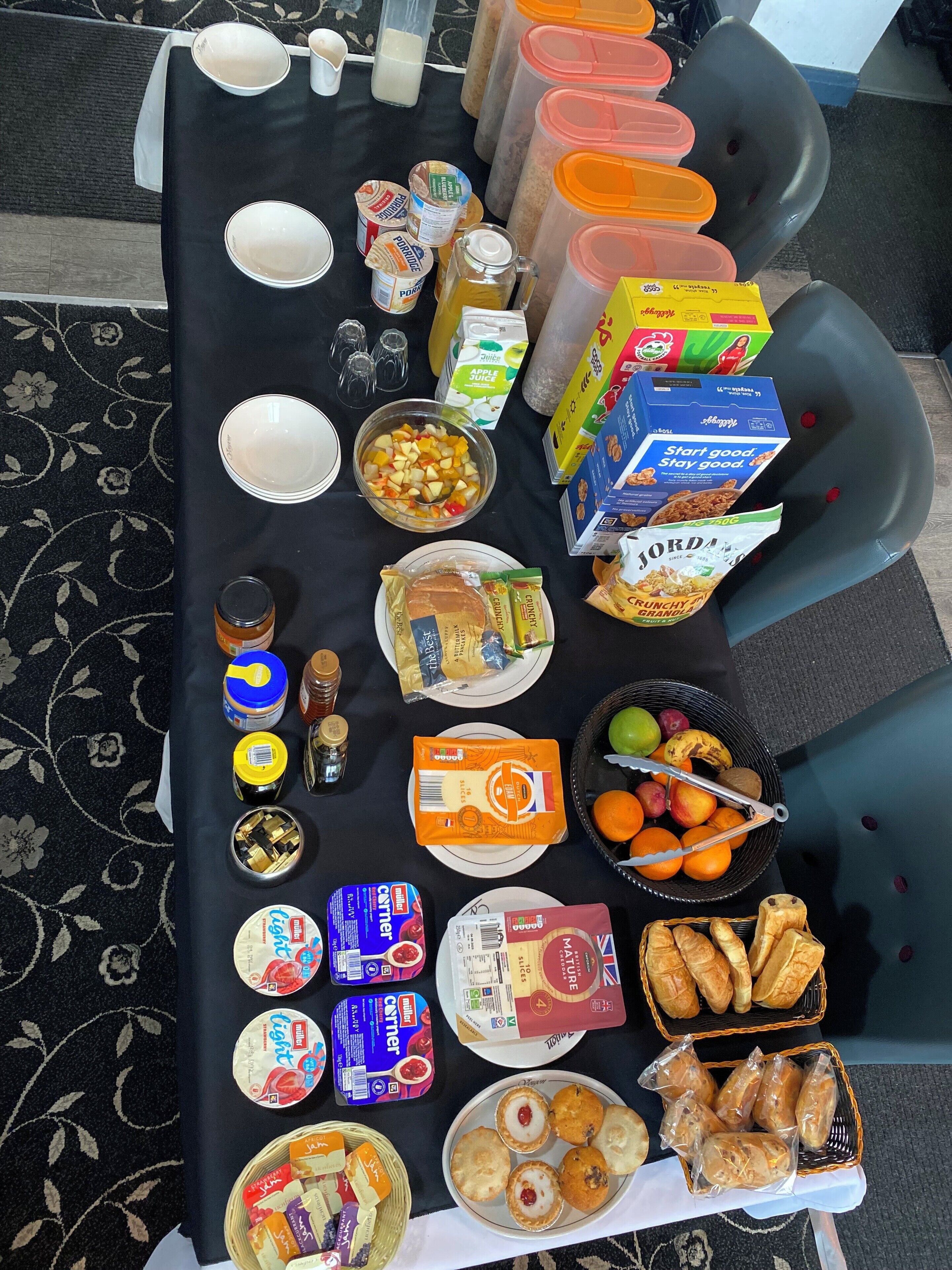 Uma mesa de buffet com diversos alimentos e acompanhamentos.
