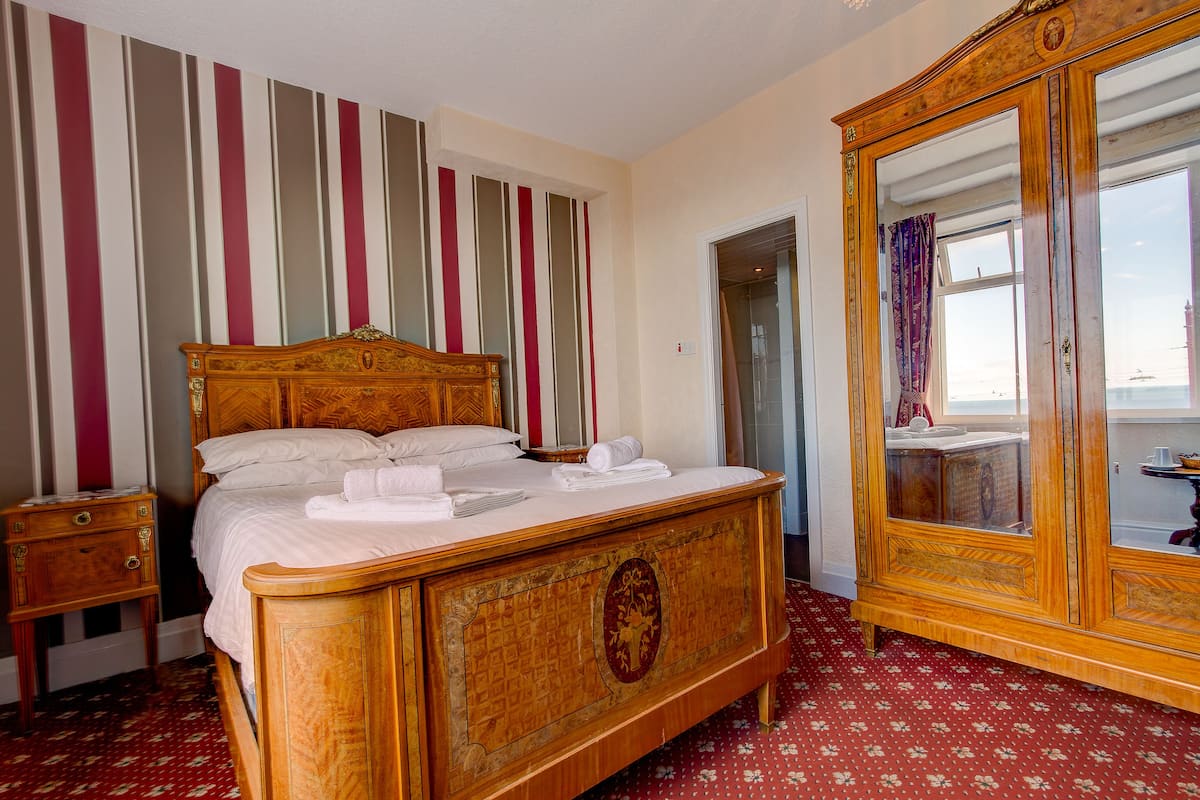 Quarto Clássico com Cama de Casal, vista para o mar | Wi-fi grátis, roupa de cama fornecida