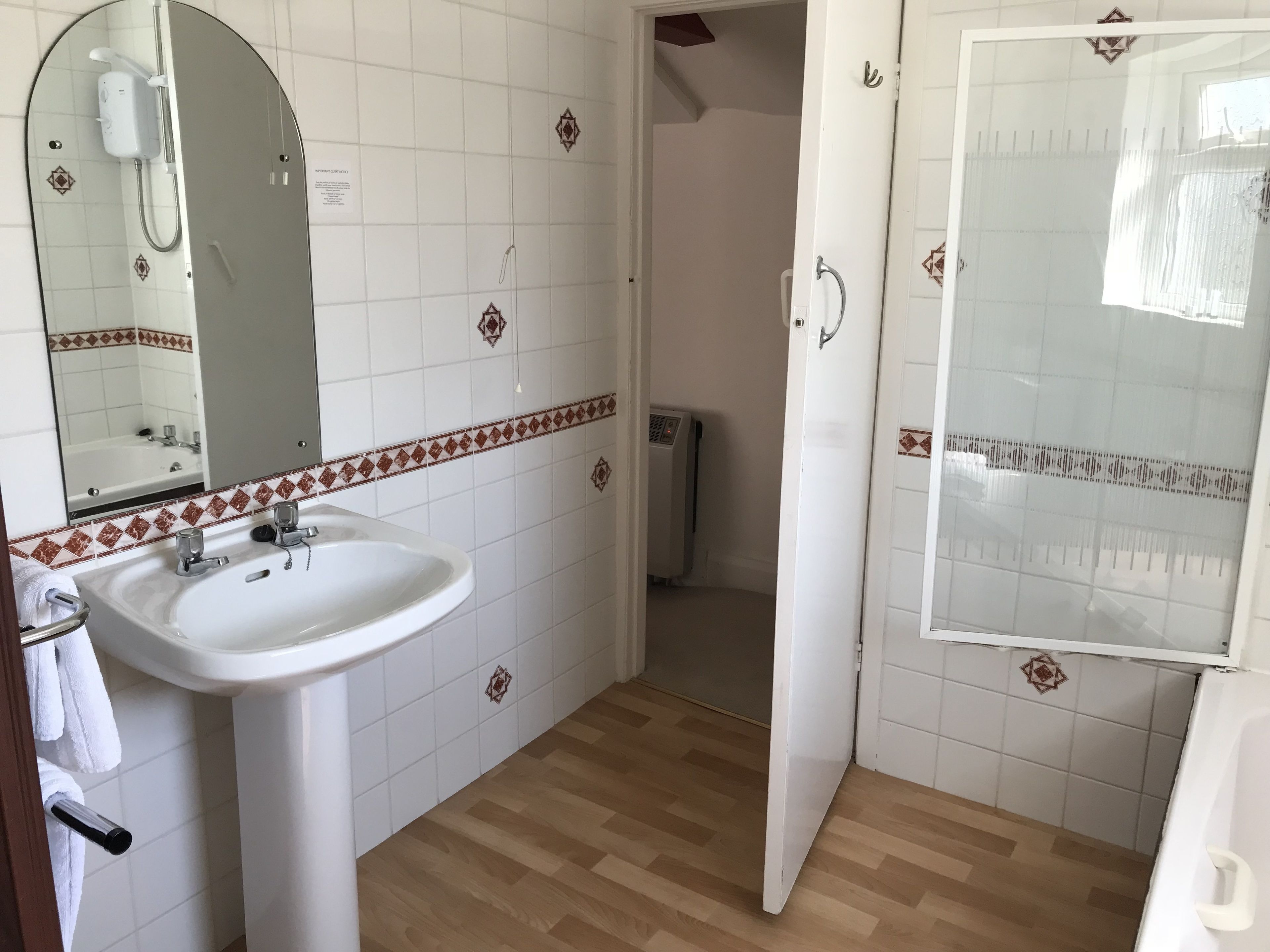 Quarto Triplo | Casa de banho | Um polibã, artigos de higiene pessoal grátis, um secador de cabelo 