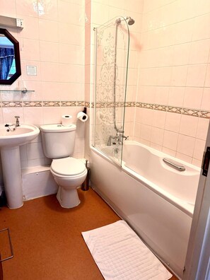 Quarto Duplo ou Twin Deluxe, casa de banho privativa | Casa de banho | Toalhas fornecidas 