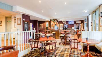 2 restaurantes, pequenos-almoços servidos, cozinha britânica