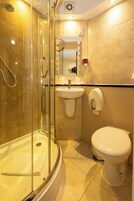 Produtos de toalete grátis, secador de cabelo, toalhas de banho 