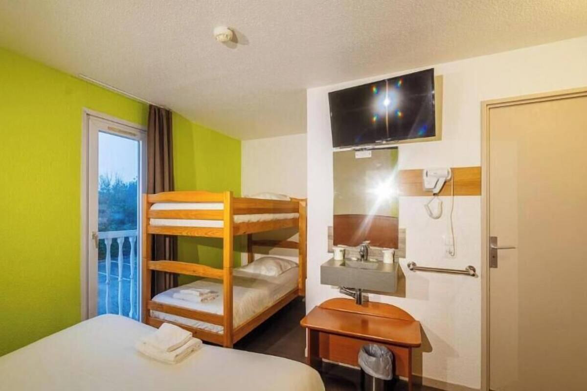 Quarto Quádruplo Standard | Secretária, ferro/tábua de engomar, berços/camas para crianças grátis