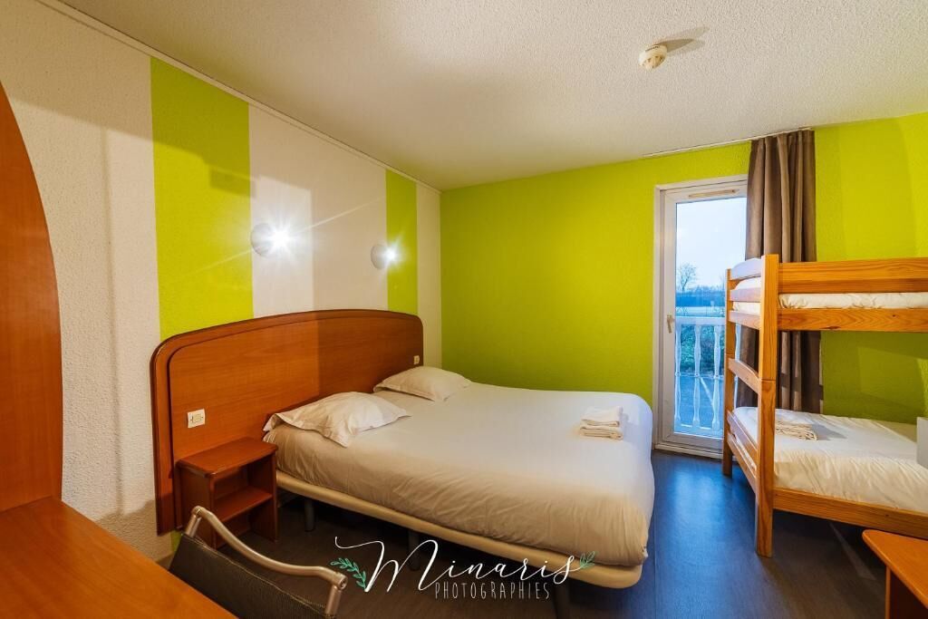 Quarto Duplo Standard | Secretária, ferro/tábua de engomar, berços/camas para crianças grátis 